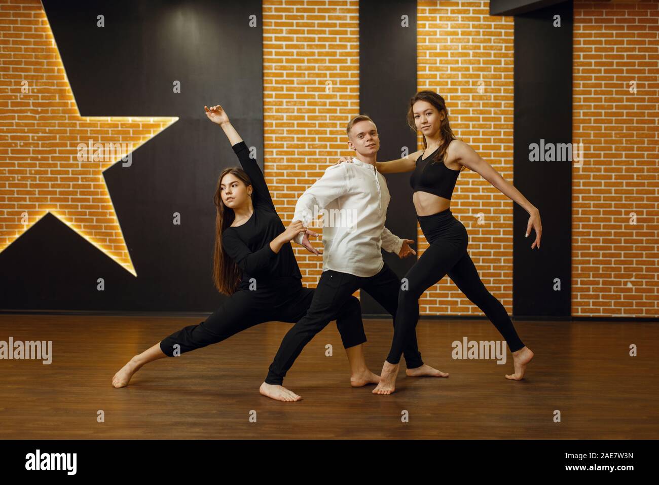 Contemporary dance performers posing in studio Stock Photo - Alamy