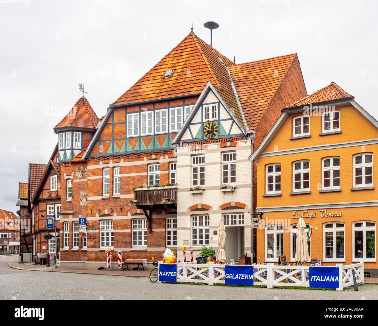 Cafe timber framed architecture hi-res stock photography and images - Alamy