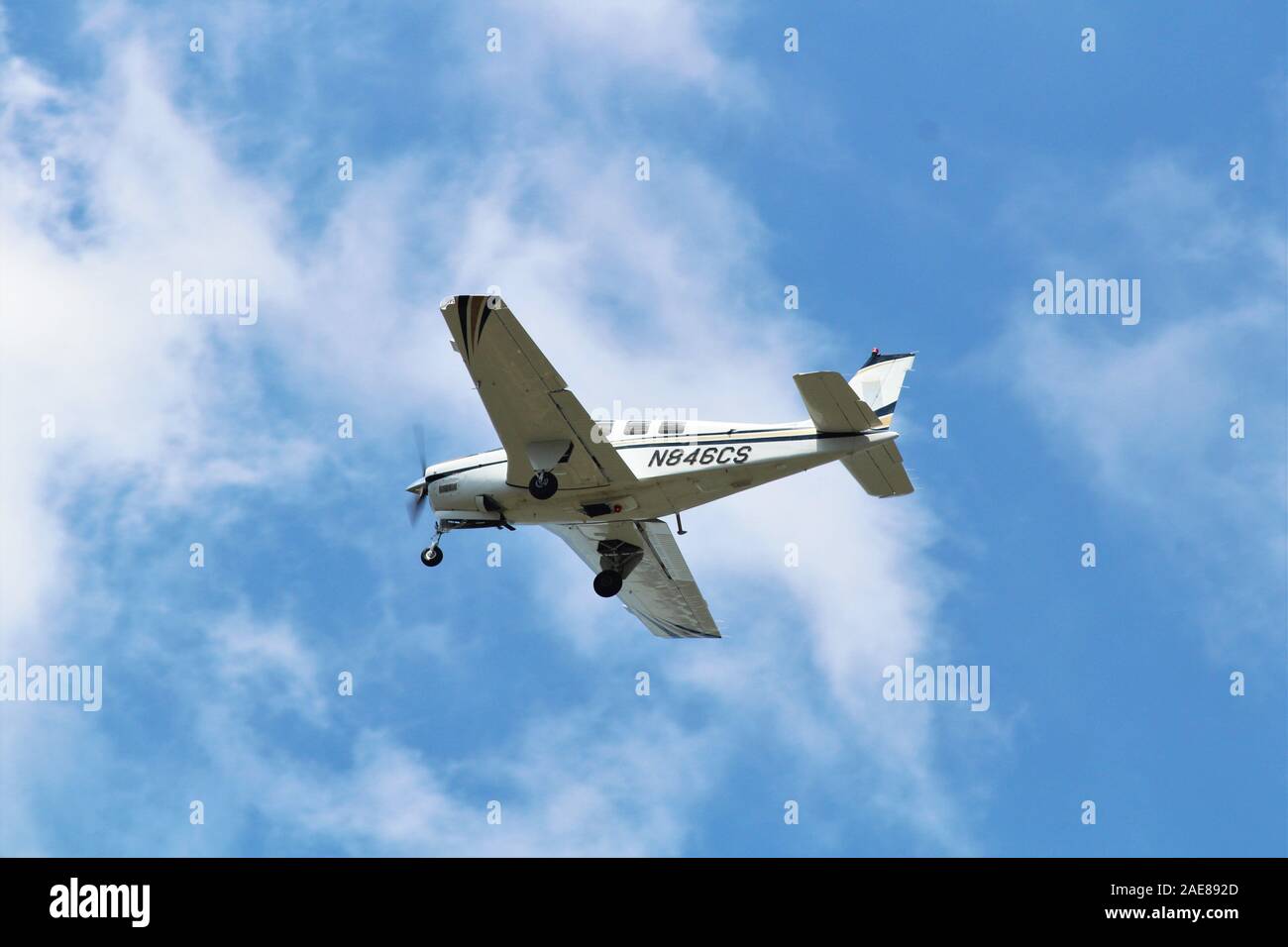 A plane fly's overhead Stock Photo - Alamy