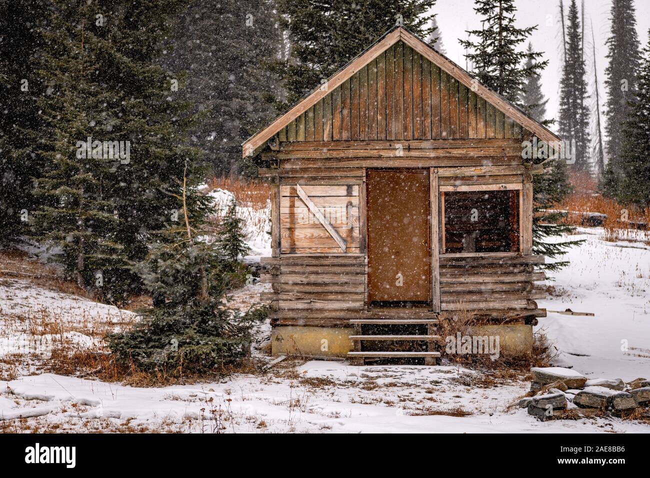 Old rustic log cabin hi-res stock photography and images - Alamy