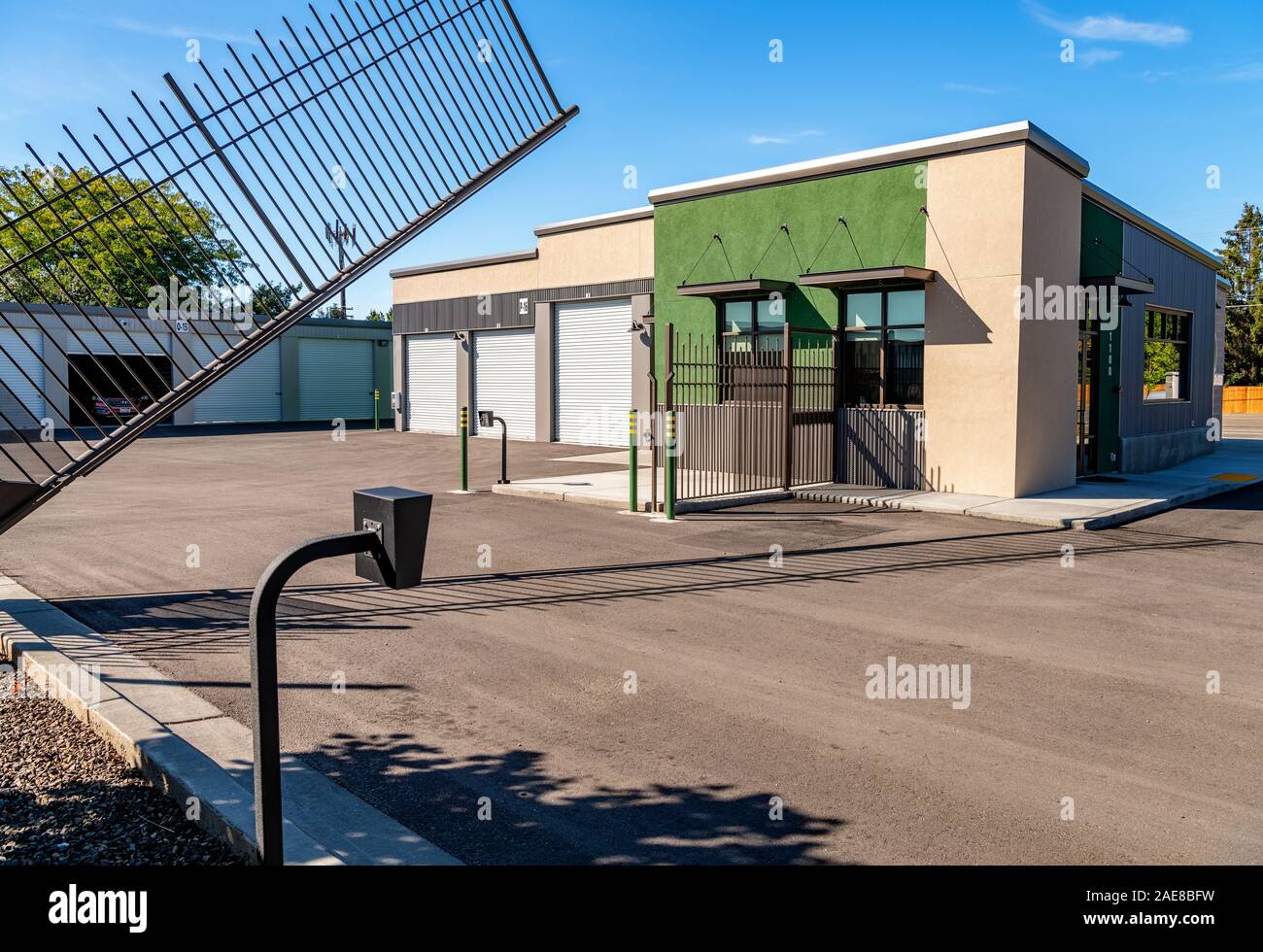 Open garages hi-res stock photography and images - Alamy