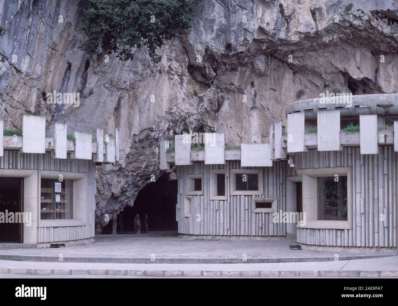 ENTRADA A LA CUEVA DE TITO BUSTILLO. Location: CUEVA DE TITO BUSTILLO ...