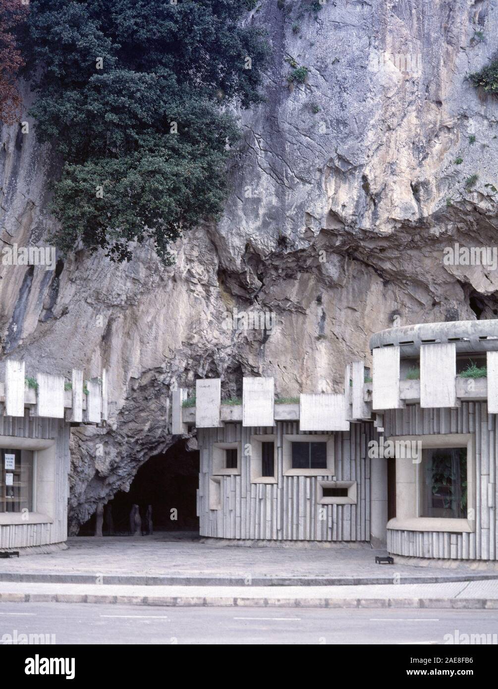ENTRADA A LA CUEVA DE TITO BUSTILLO. Location: CUEVA DE TITO BUSTILLO ...