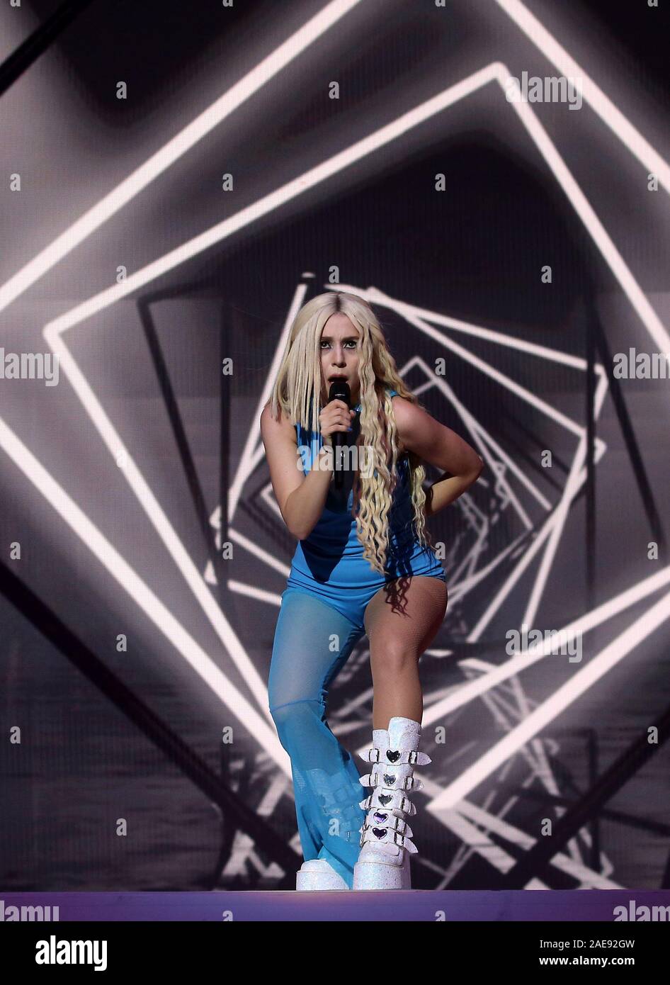 Ava max hi-res stock photography and images - Alamy