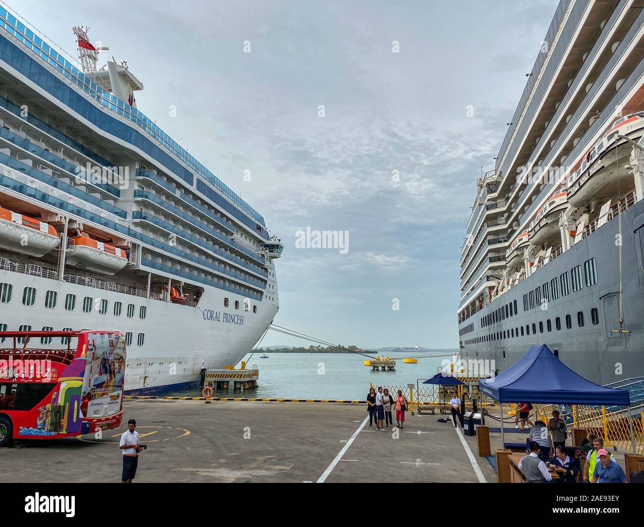 Holland america line cruise ships hi-res stock photography and images ...
