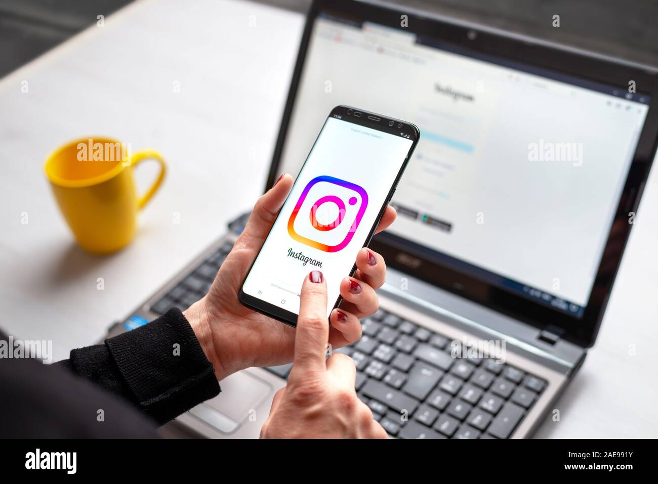 Girl on computer hi-res stock photography and images - Alamy