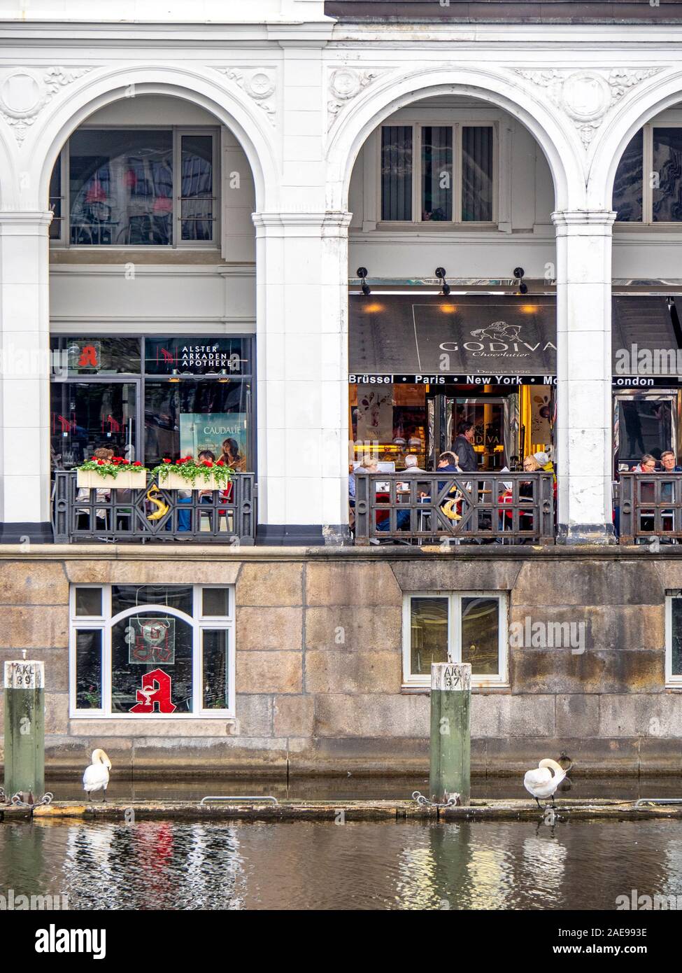 Alfresco dining restaurants and fashionable shops in Venetian style ...