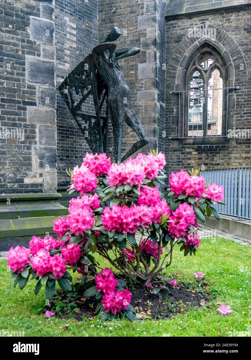Flowering shrub bronze sculpture statue Weiblicher Engel Female angel ...