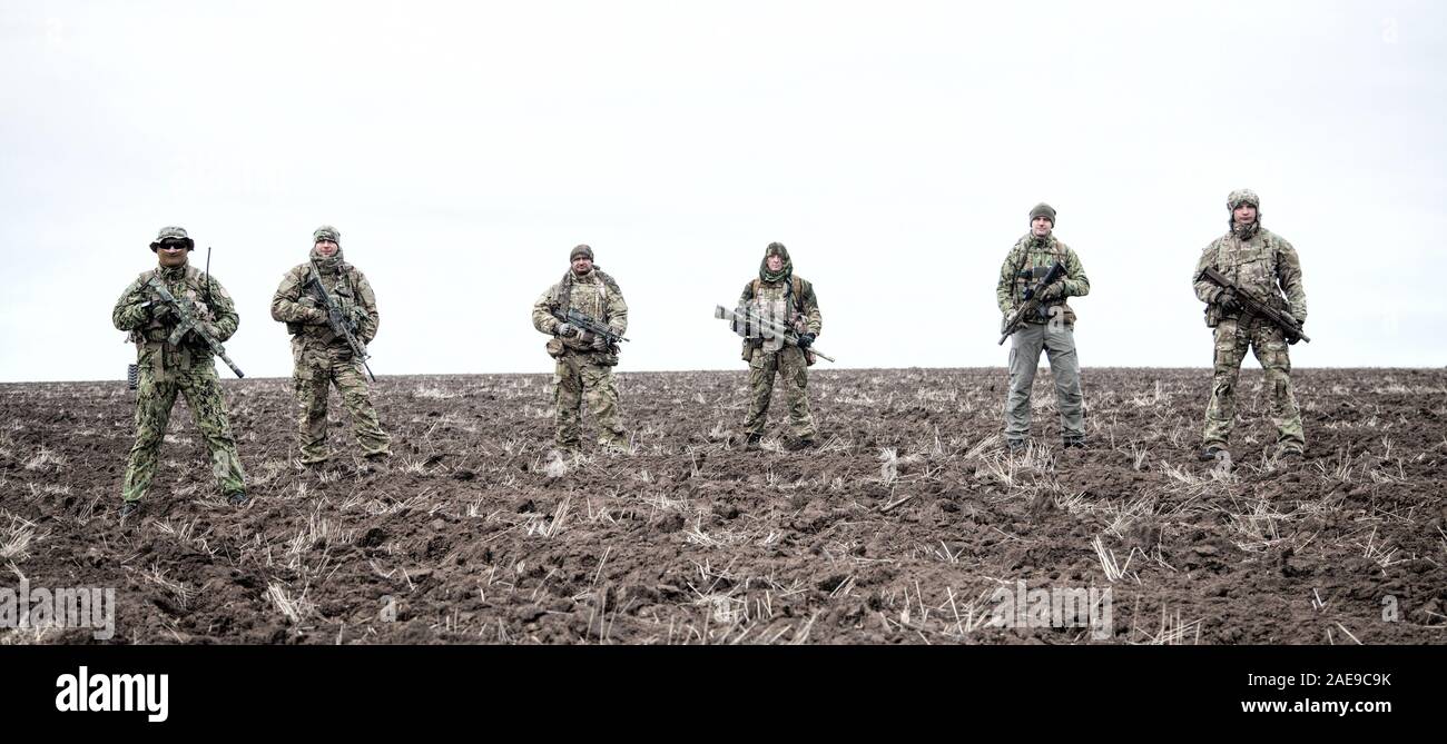 Special forces soldiers weapon walk hi-res stock photography and images ...