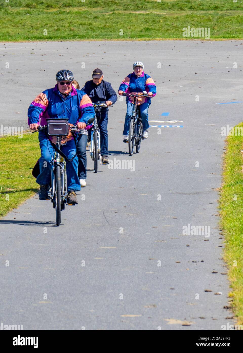 Bikepath cycleway path cyclepath hi-res stock photography and images ...