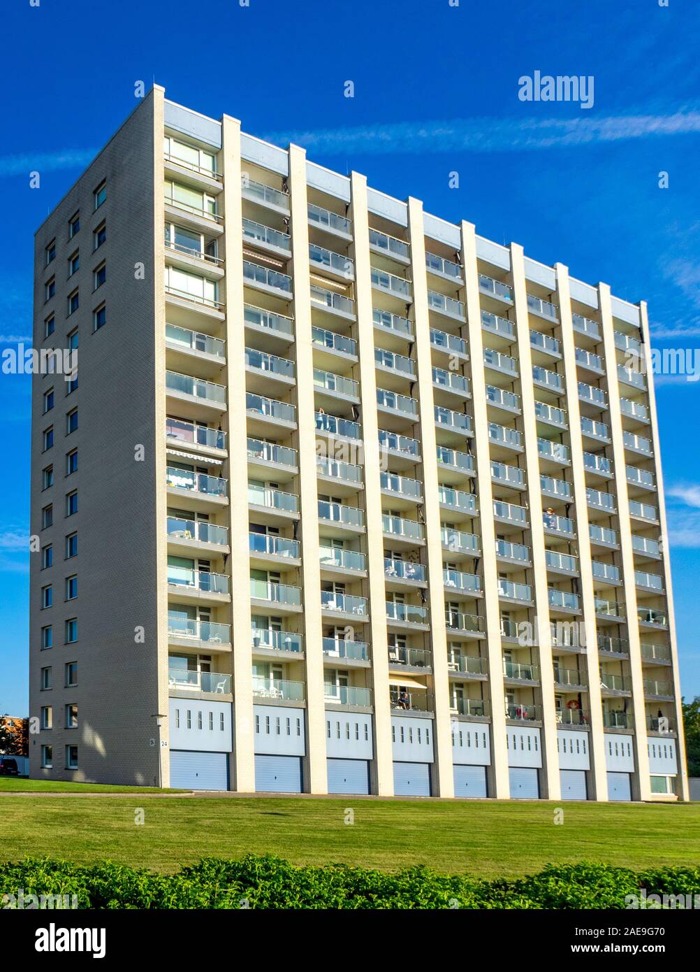 High rise residential tower hi-res stock photography and images - Alamy