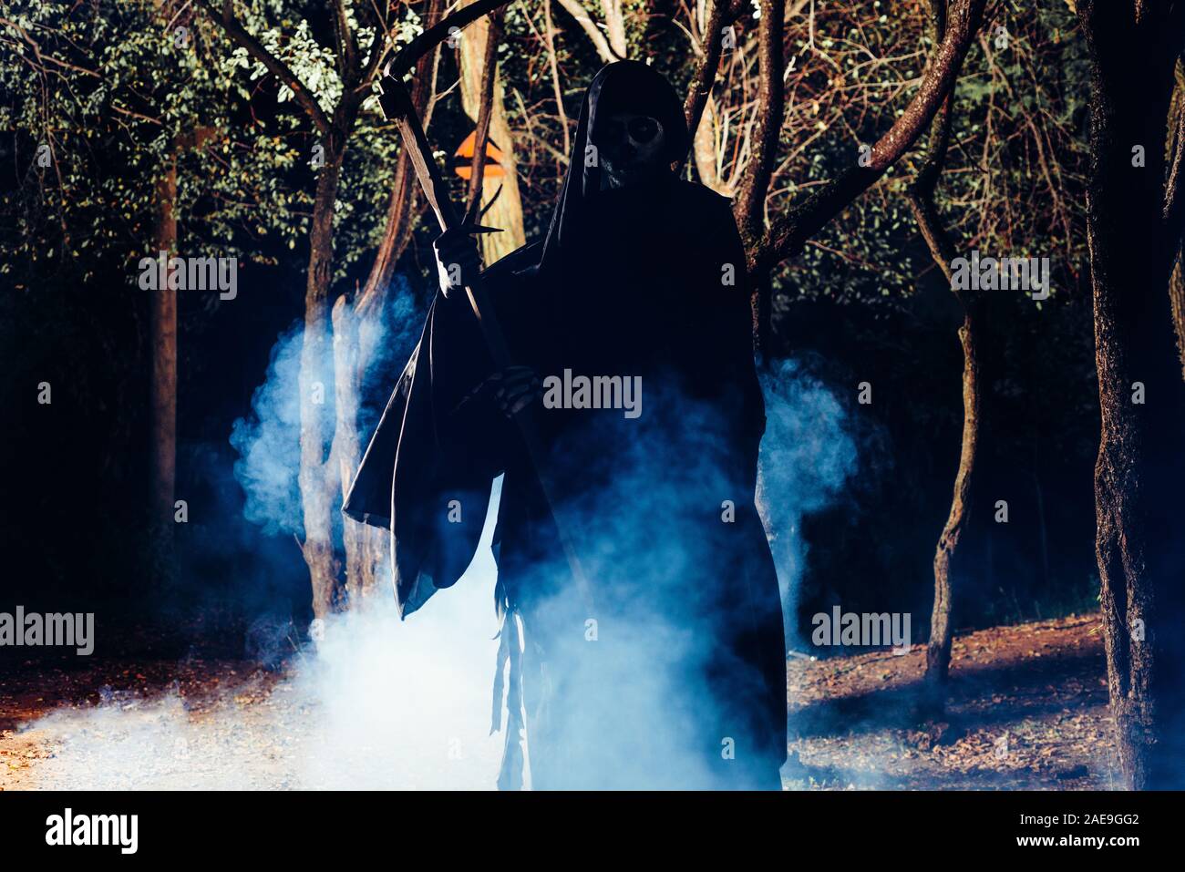 Grim reaper lurking hi-res stock photography and images - Alamy