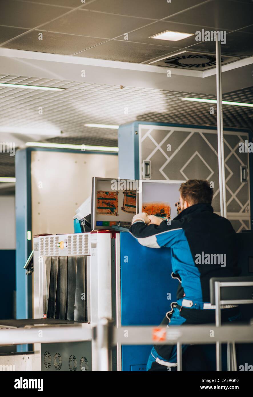 Bag x ray machine hi-res stock photography and images - Alamy