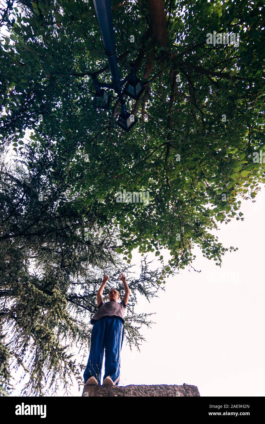 Free runner jumping from wall while training parkour Stock Photo - Alamy