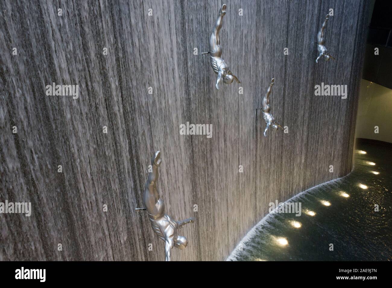 Dubai mall diving men sculpture hi-res stock photography and images - Alamy
