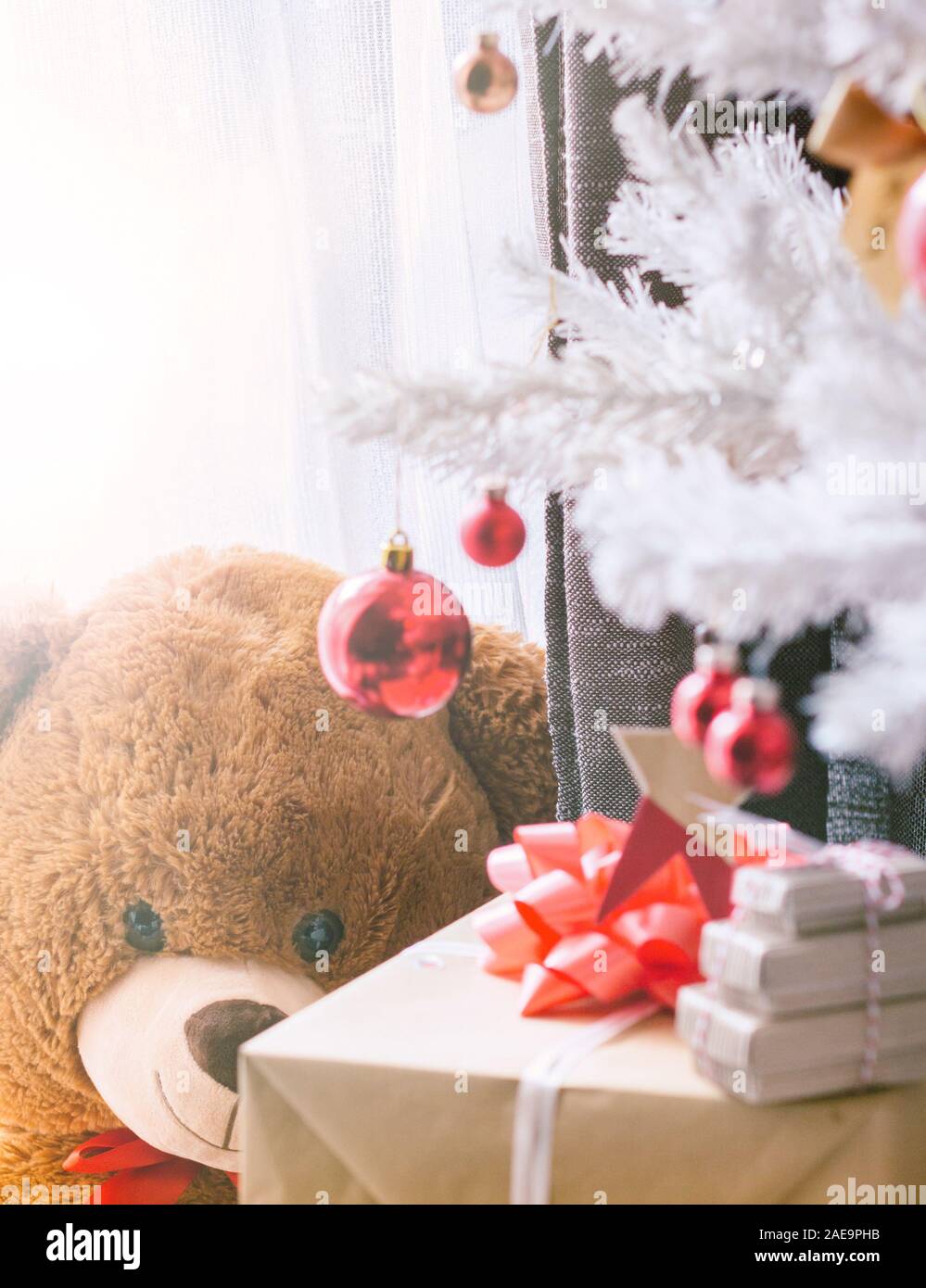 Teddy behind wall hi-res stock photography and images - Alamy