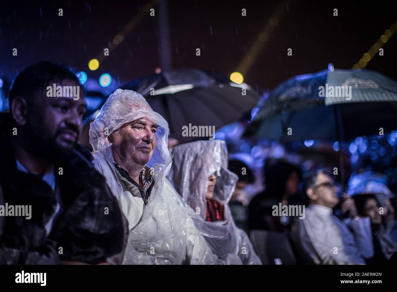 Diriyah, Saudi Arabia. 08th Dec, 2019. Spectators watch an undercard ...
