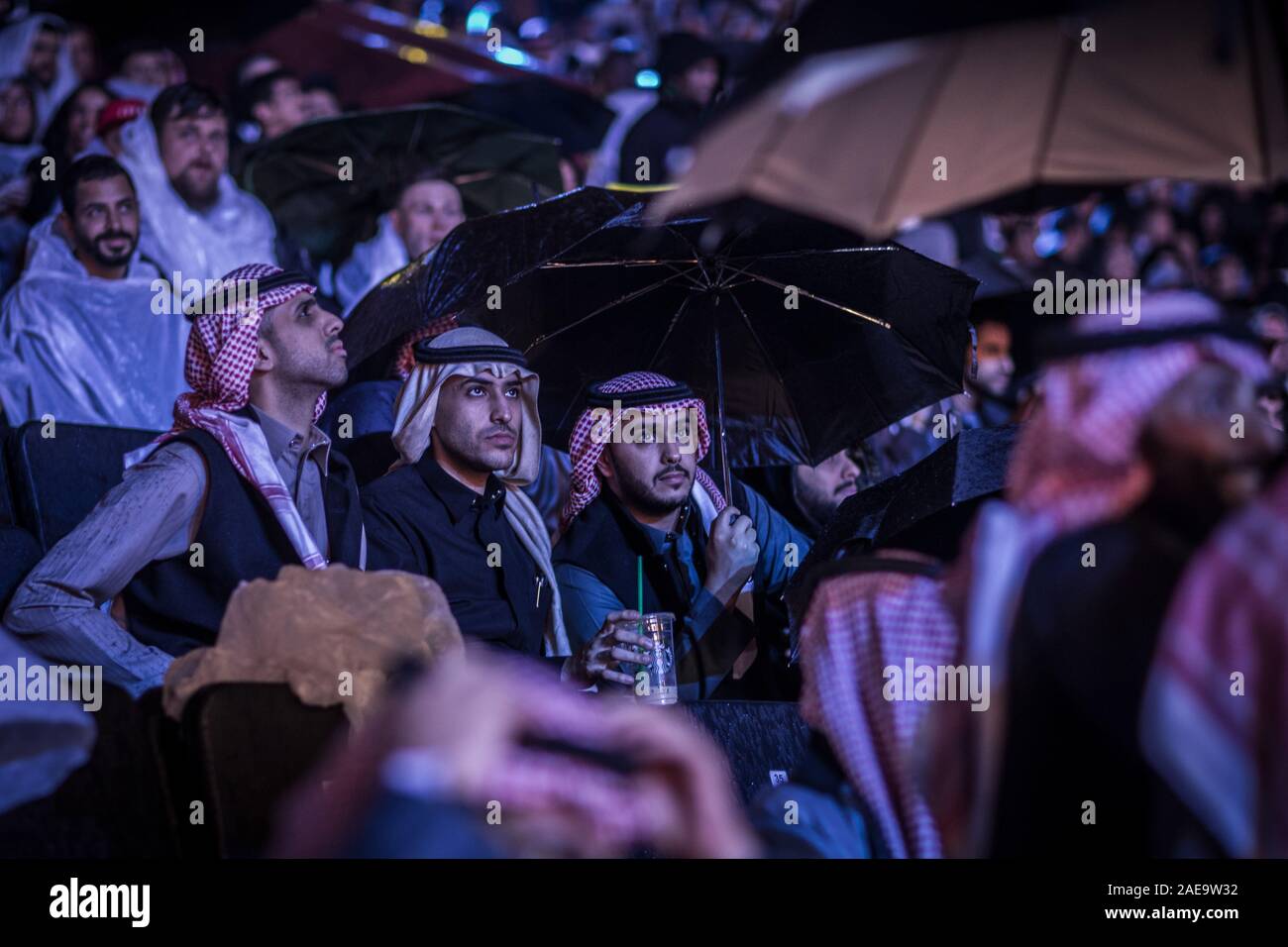 Diriyah, Saudi Arabia. 08th Dec, 2019. Spectators watch an undercard ...