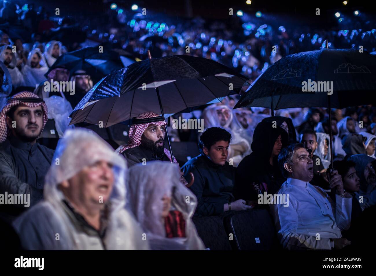 Diriyah, Saudi Arabia. 08th Dec, 2019. Spectators watch an undercard ...