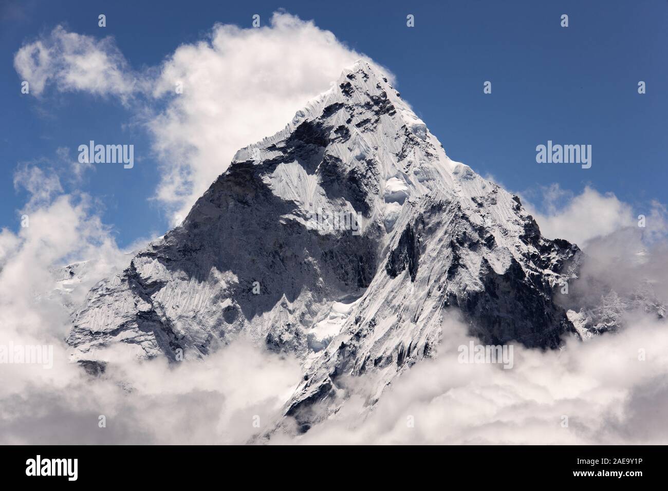 Nepal hiking path through mountain around Everest Stock Photo - Alamy