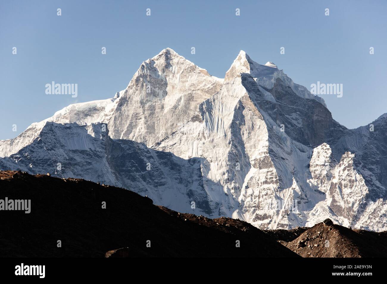 Nepal hiking path through mountain around Everest Stock Photo - Alamy