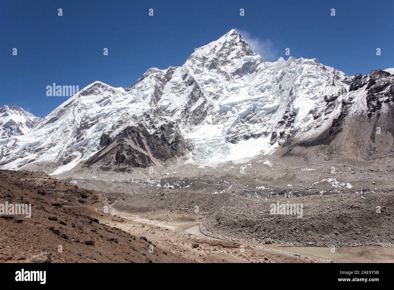 Nepal hiking path through mountain around Everest Stock Photo - Alamy