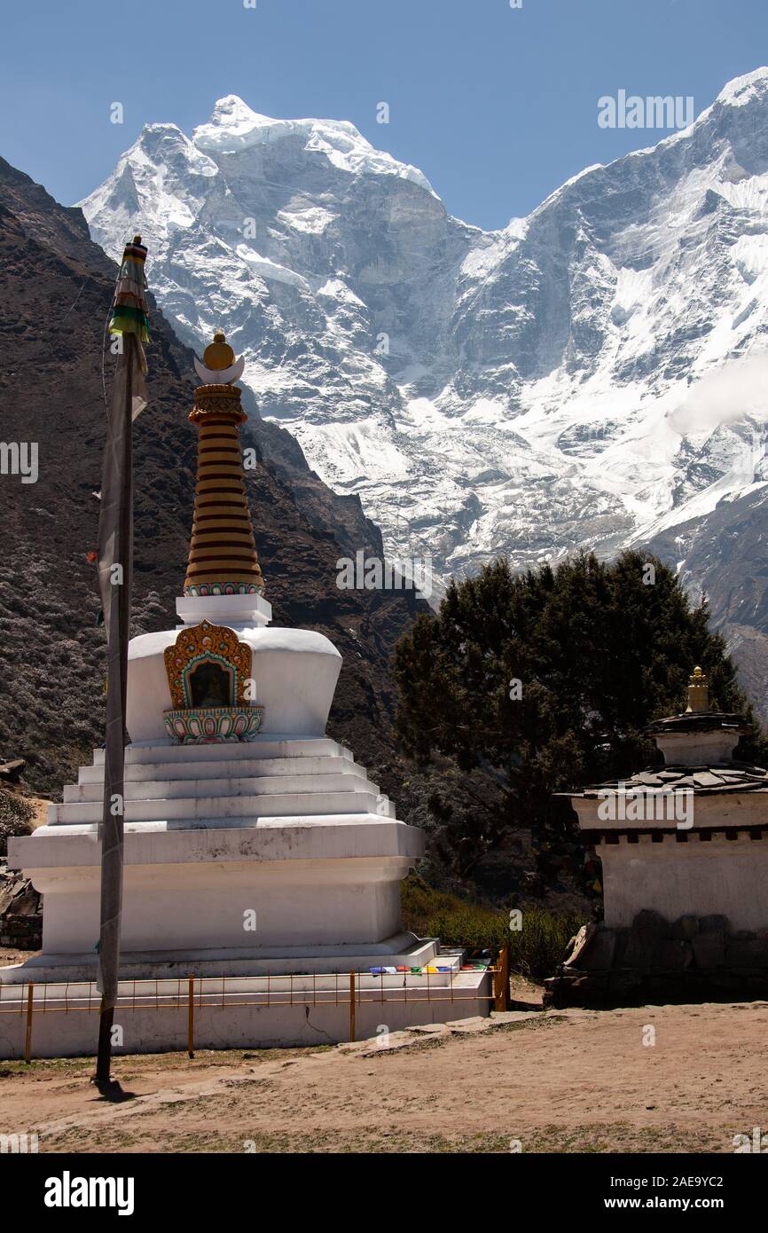Nepal hiking path through mountain around Everest Stock Photo - Alamy