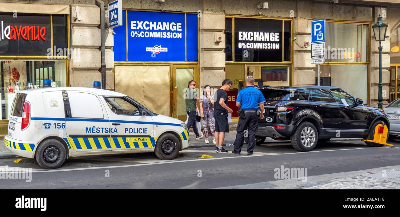 Police range rover hi-res stock photography and images - Alamy