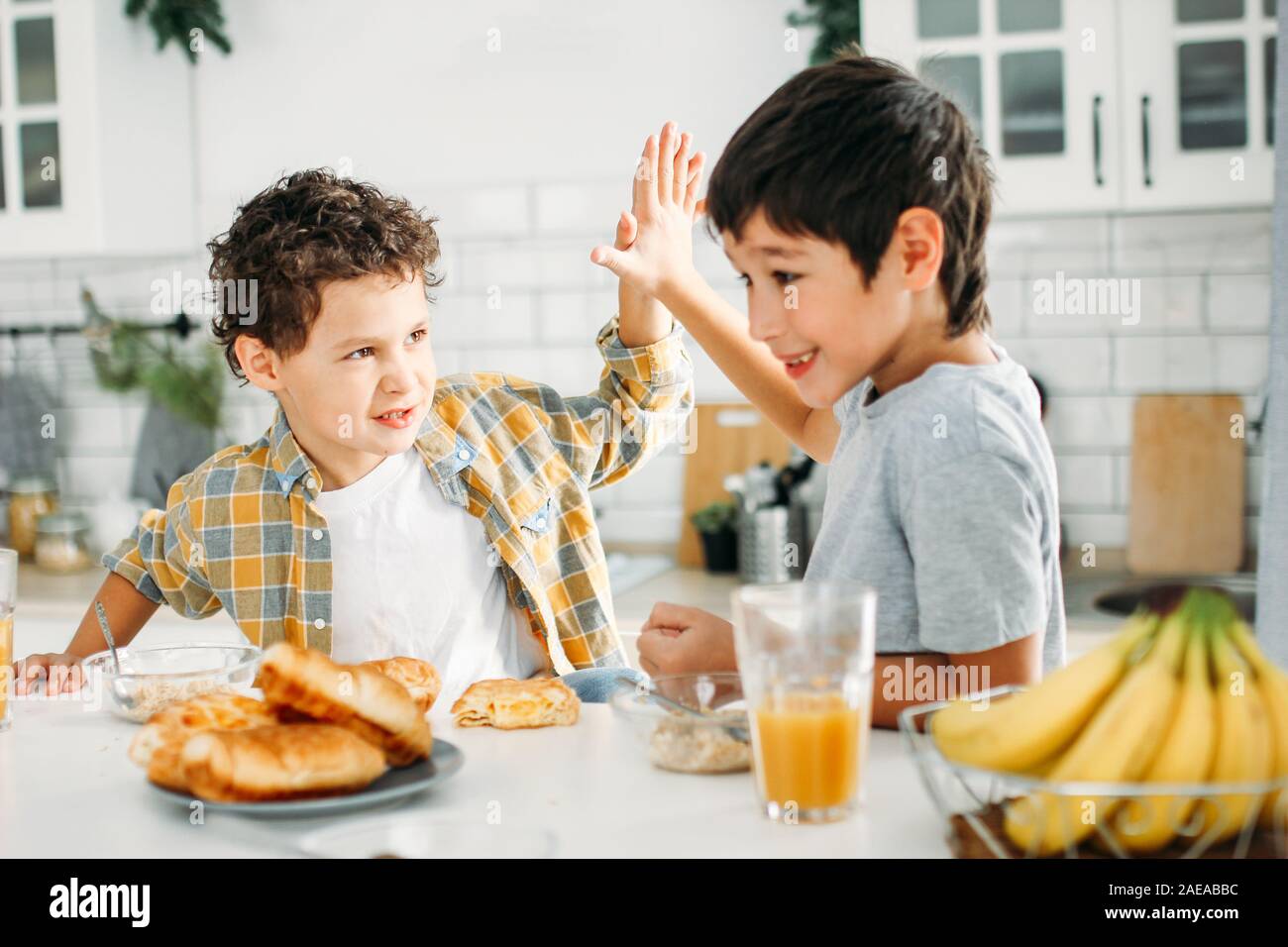 Tween boys hi-res stock photography and images - Alamy