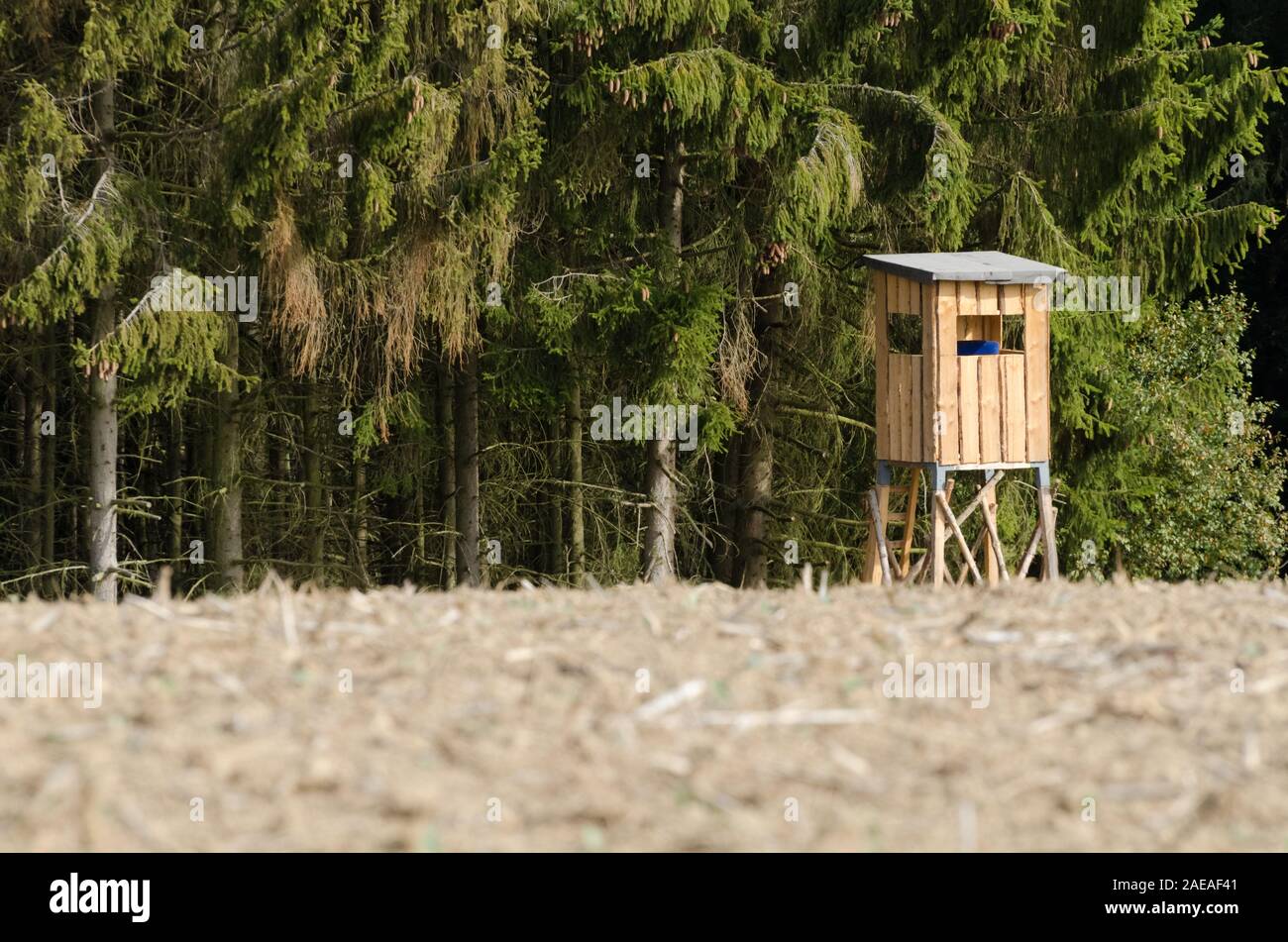 Hunting hide hi-res stock photography and images - Alamy