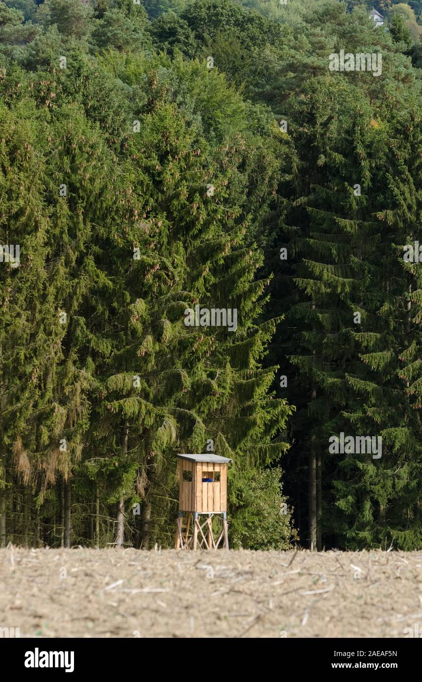 Hunting hide hi-res stock photography and images - Alamy