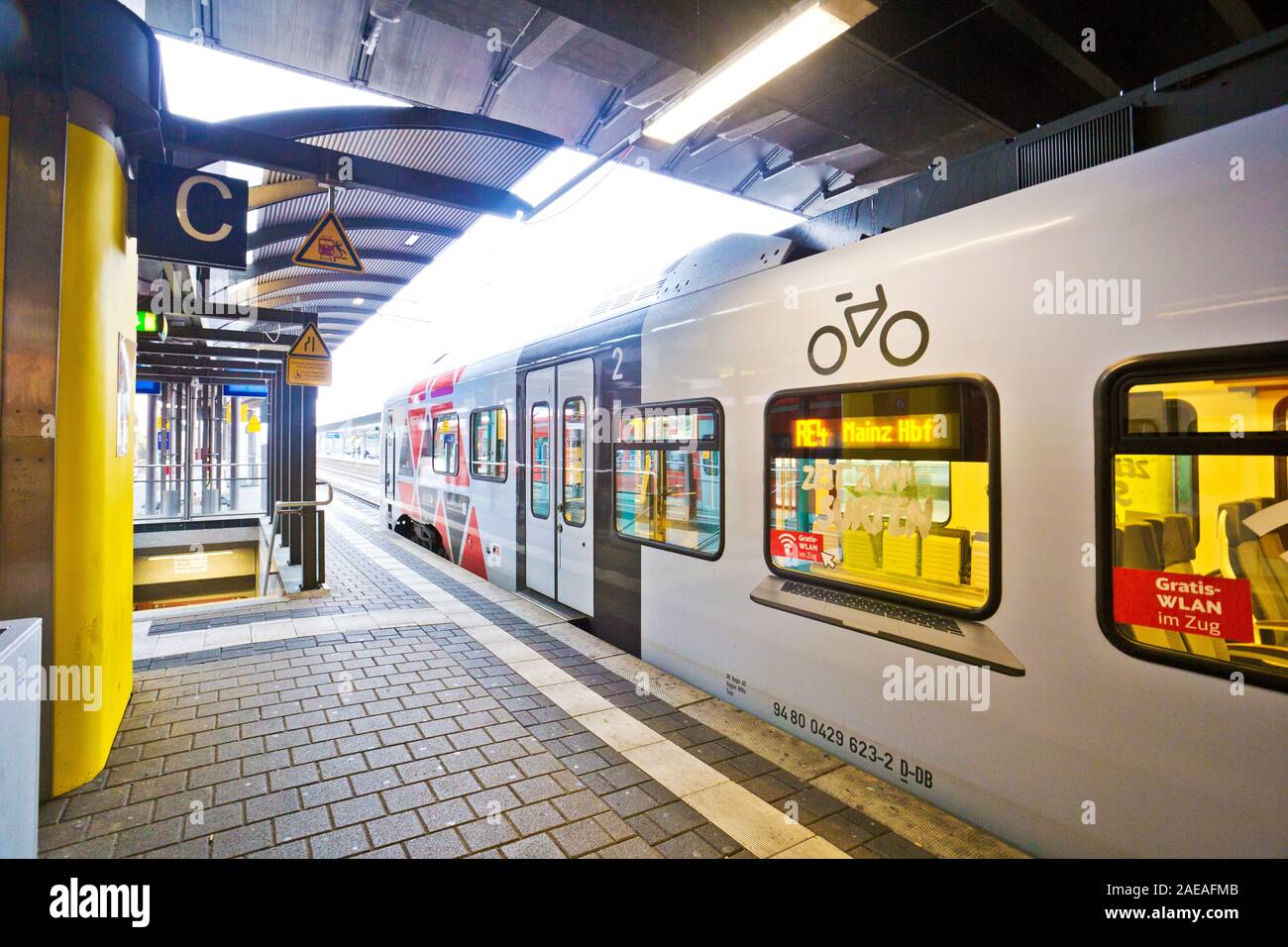 Deutsche Bahn train stop at Mainz railway station Stock Photo - Alamy