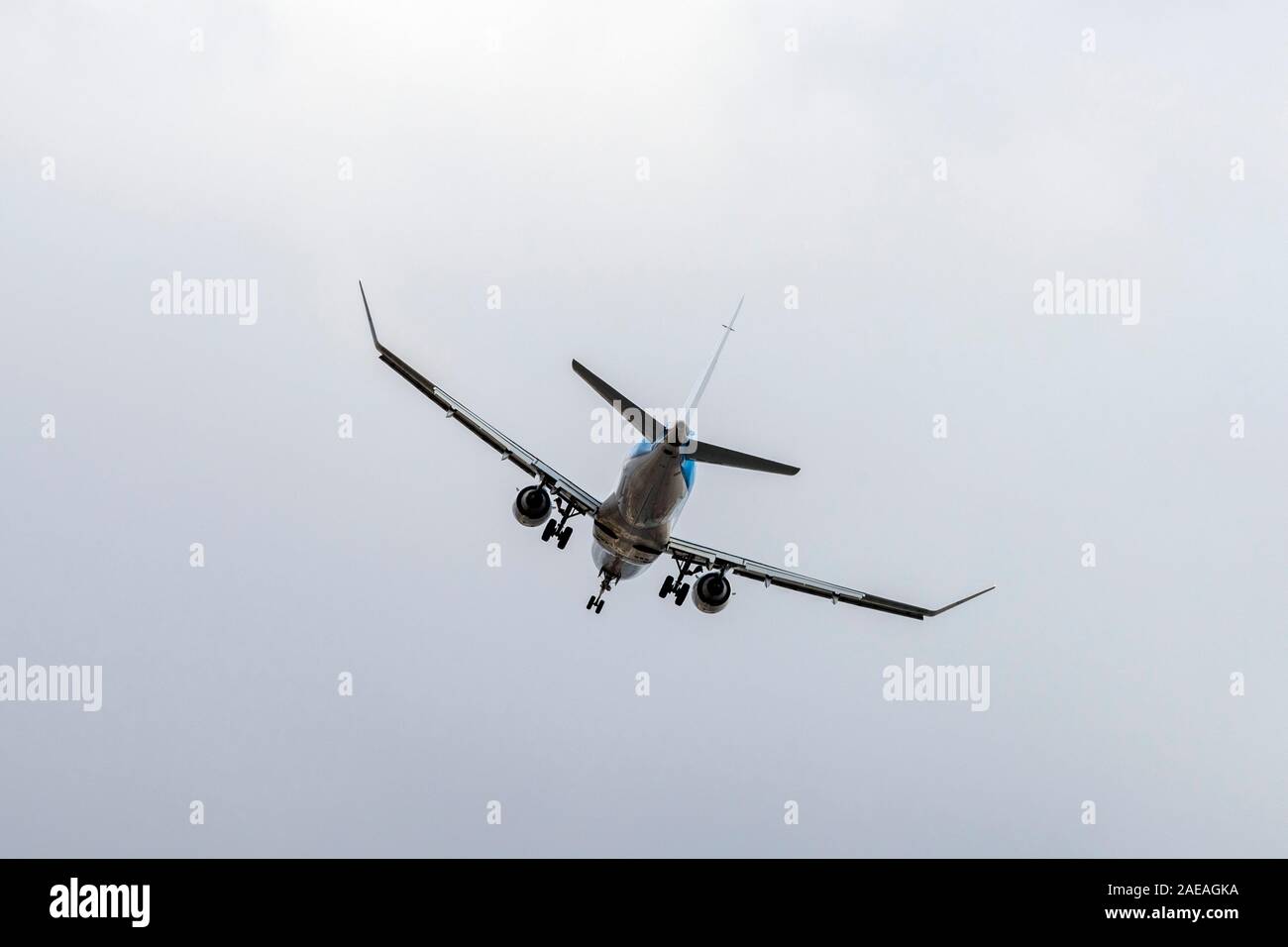 Airplane turning hi-res stock photography and images - Alamy