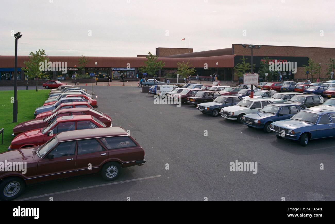 Supermarket exterior 1980s hi-res stock photography and images - Alamy