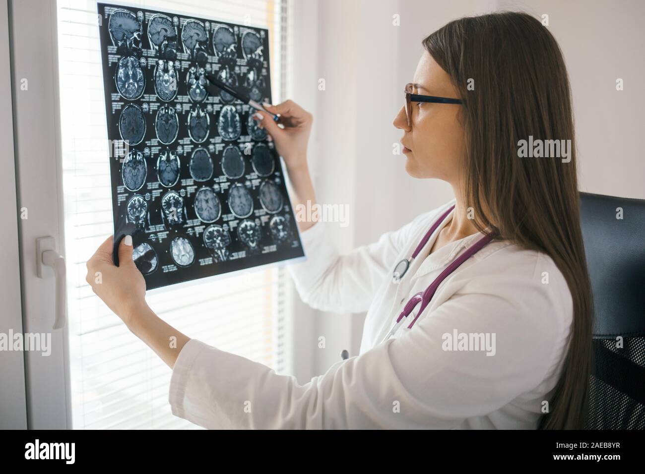 Female doctor looking at mri head scan Stock Photo - Alamy