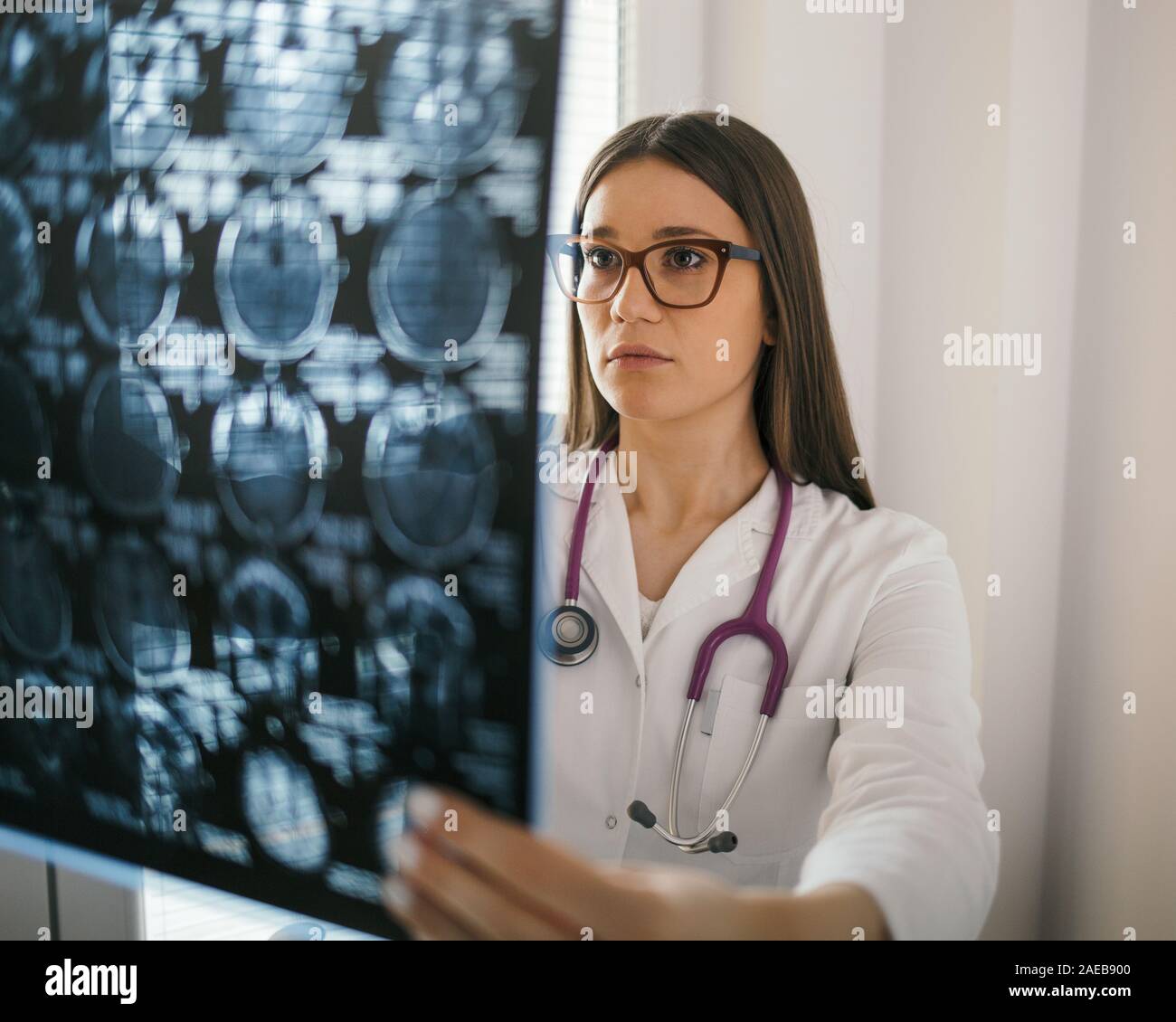Female doctor looking at mri head scan Stock Photo - Alamy