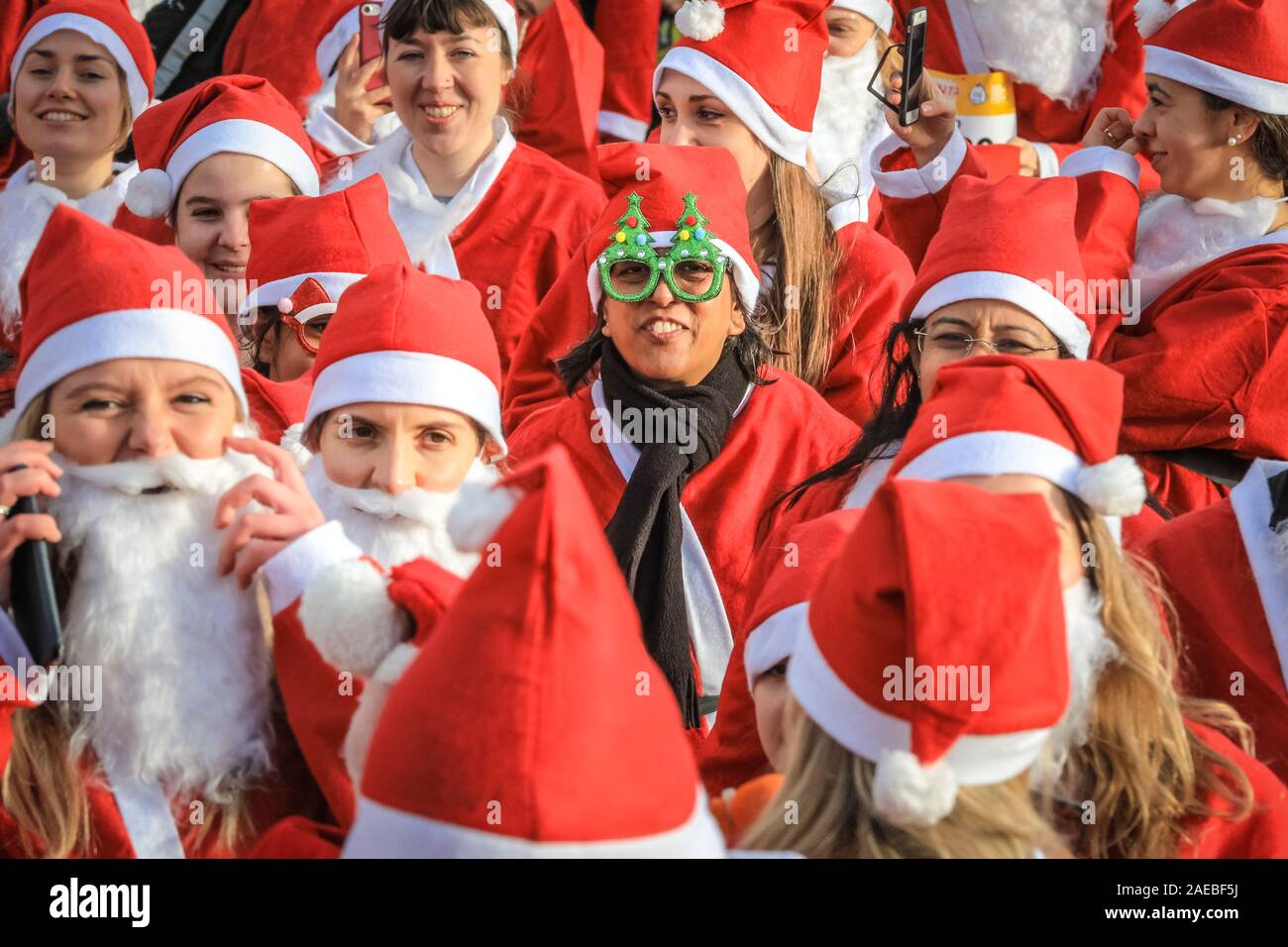 Brockwell Park, London, UK, 08th Dec 2019. The Santas have a warm up ...