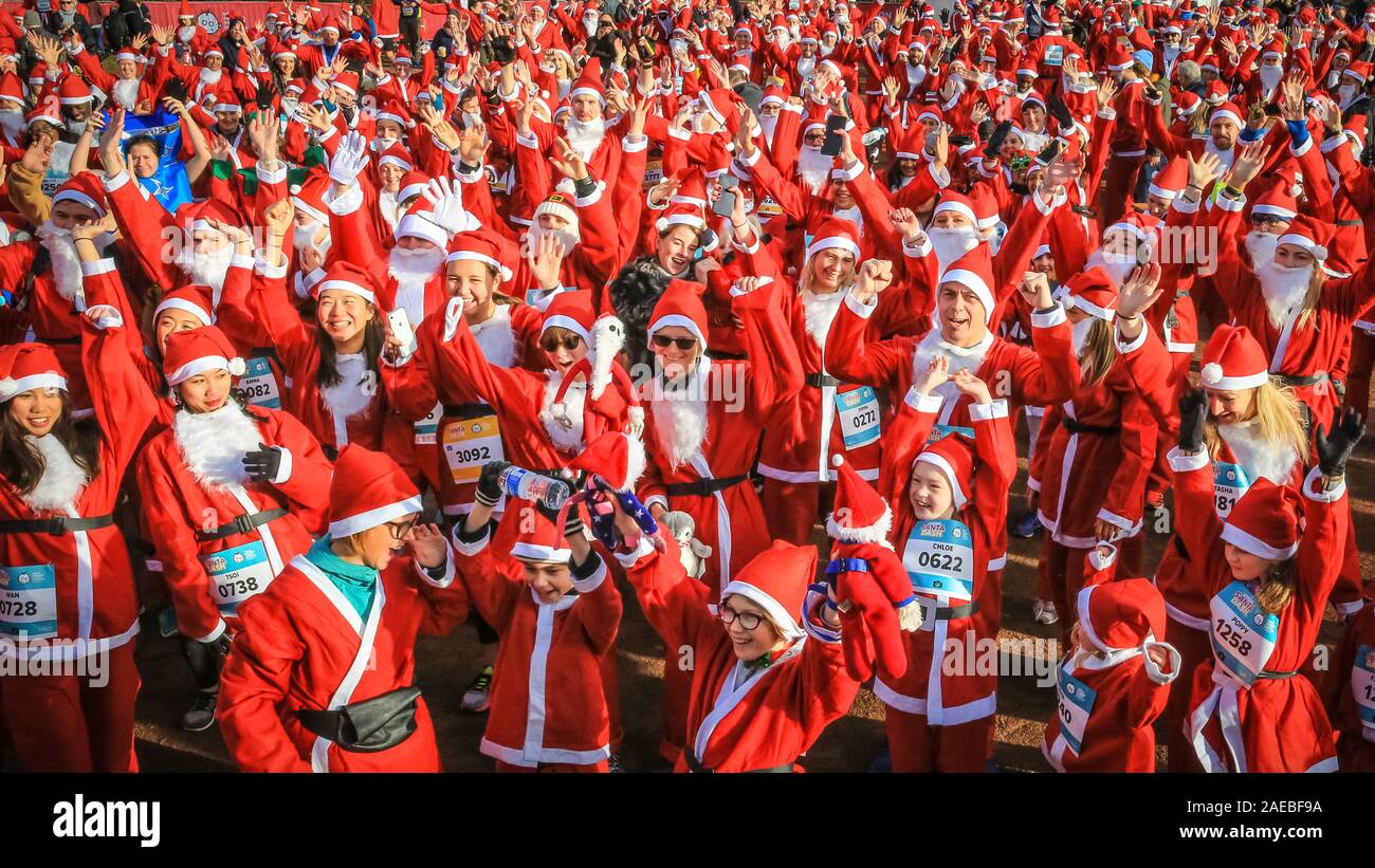 Brockwell Park, London, UK, 08th Dec 2019. The Santas have a warm up ...