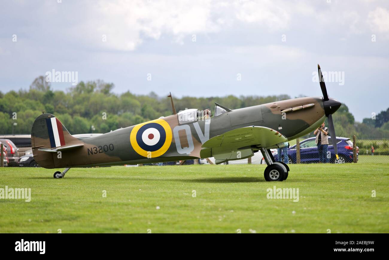 Supermarine Spitfire N3200 arriving at Old Warden Aerodrome Stock Photo ...