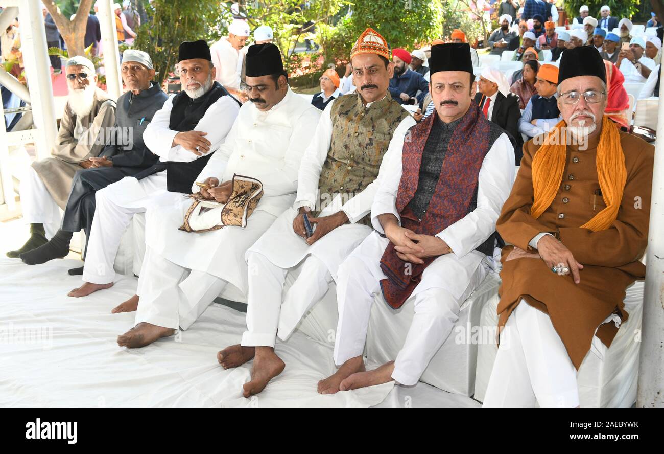 Muslim priests of Ajmer Dargah take part in the Shabad Kirtan held on ...