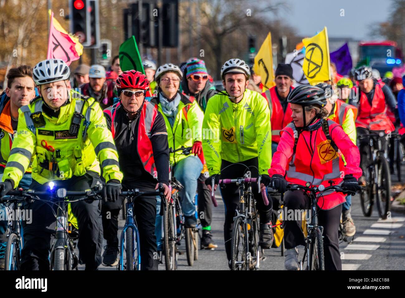 Roundabout at heathrow airport hi-res stock photography and images - Alamy