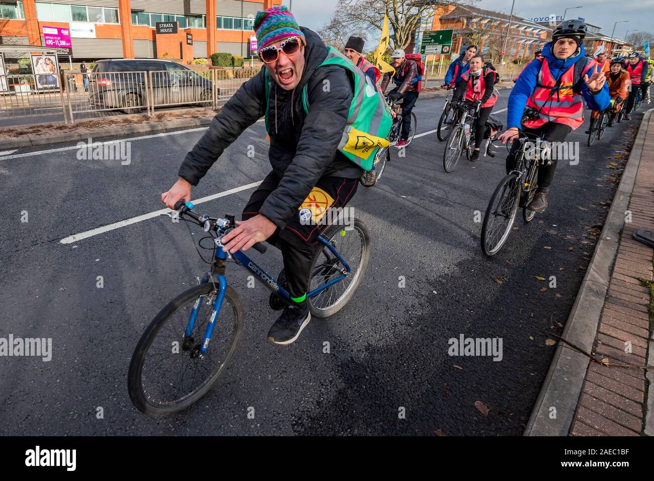 Roundabout at heathrow airport hi-res stock photography and images - Alamy