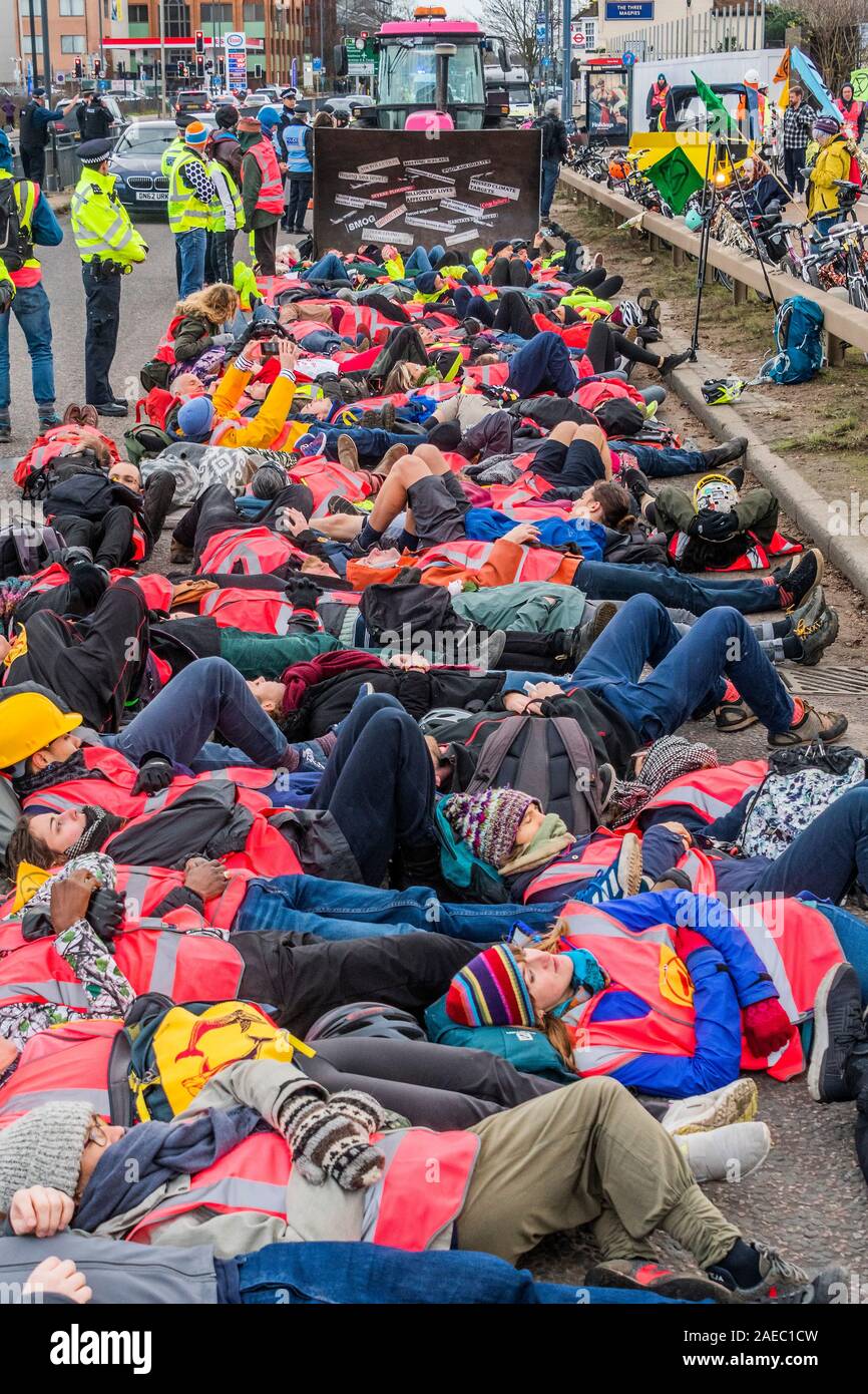 Roundabout at heathrow airport hi-res stock photography and images - Alamy