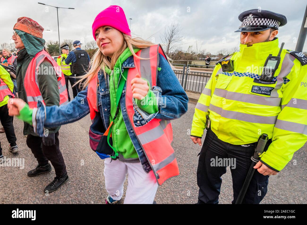 Roundabout at heathrow airport hi-res stock photography and images - Alamy