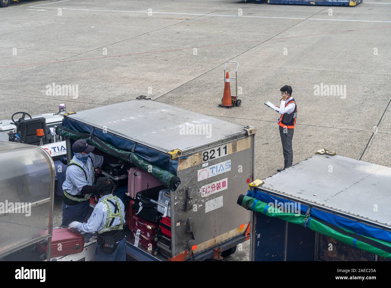 Luggage plane load hi-res stock photography and images - Alamy