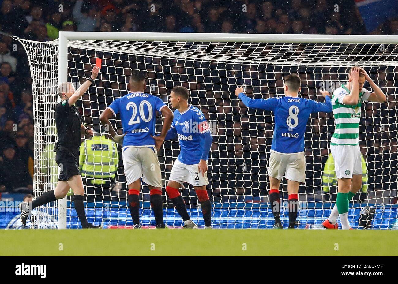 Right shows him the red card hi-res stock photography and images - Alamy