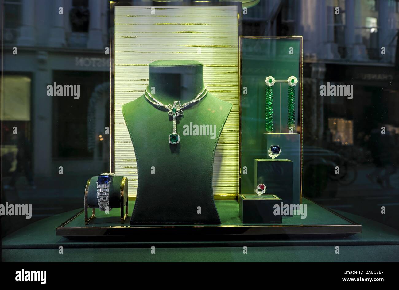 Graff diamonds store hi-res stock photography and images - Alamy