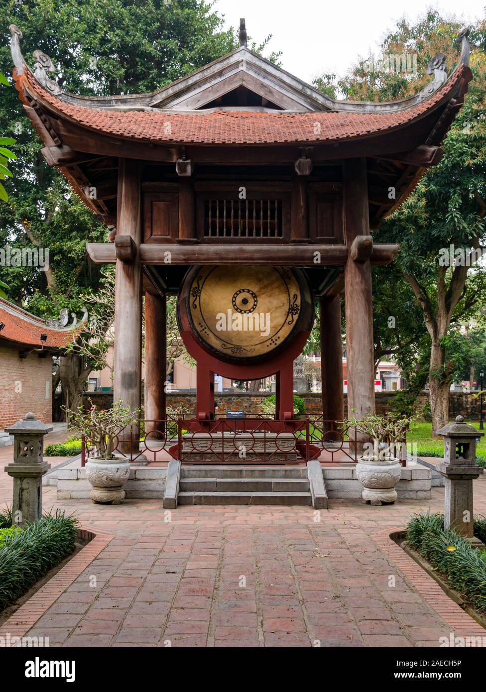 Old hanoi temple hi-res stock photography and images - Alamy
