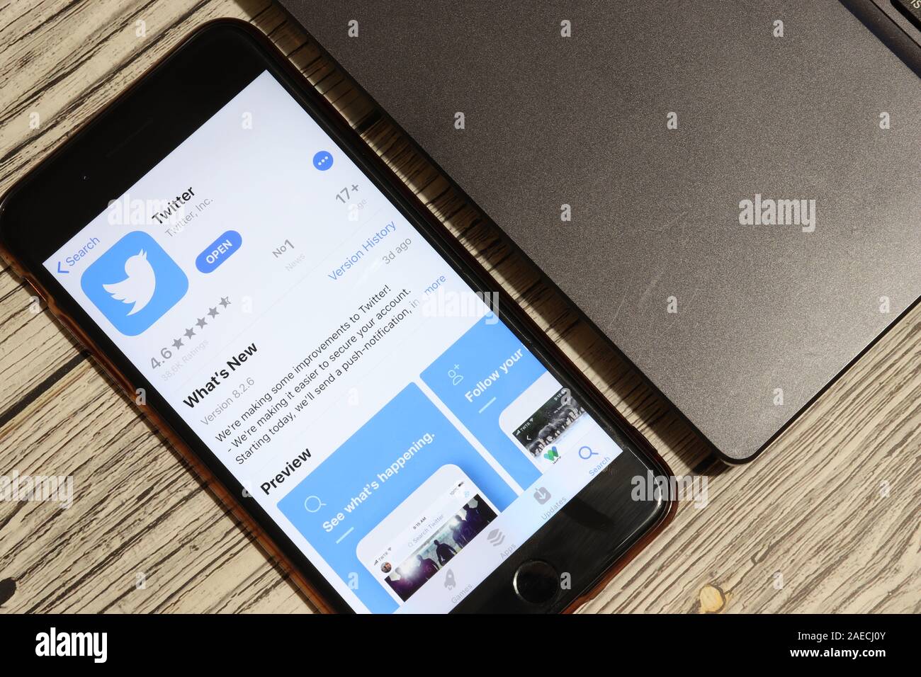 Twitter logo phone hi-res stock photography and images - Alamy