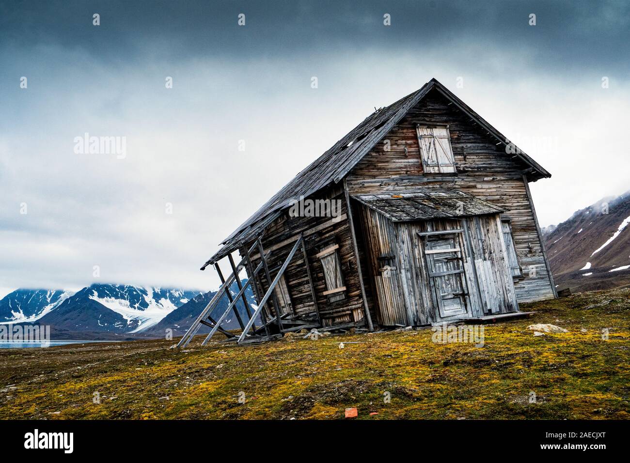whaling hut on remote arctic coast in summer. Ahlstrandhalvoya ...